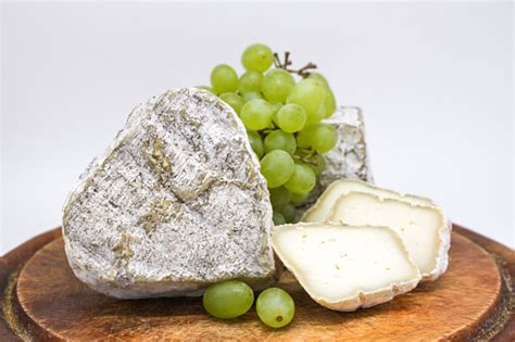 모듬 된 곰팡이가 많은 블루 치즈 염소 우유를 녹색 포도가있는 나무 베기 보드에 넣습니다 흰색 배경 염소 치즈에 대한 스톡 사진 및 기타 이미지 Istock