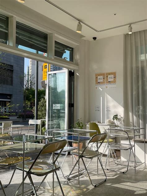 Cafe Cafe Interior Cafe Life Coffee Daily Interior Korea White 가구 가벼운 고요한 녹지 도시 생활
