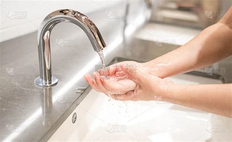 妇女用肥皂和自来水洗手以保护冠状病毒，素材 花瓣网