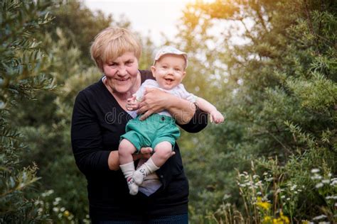 Nonna Tiene In Braccio Suo Nipote Figlio Carino Fotografia Stock Immagine Di Bambino Tenuta