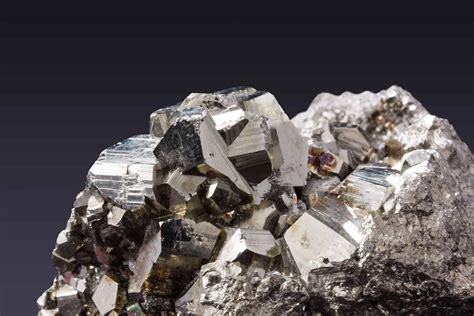 Metallic Vs Non Metallic Minerals Difference And Comparison