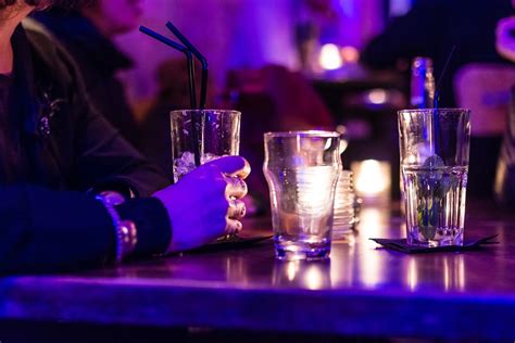 Best Ways To Get Free Drinks At Bar Dating Tips And Guides