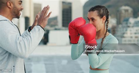 복싱 코치 및 도시의 옥상에서 훈련하기 위해 야외에서 여성 친구 운동 선수 및 권투 선수 장갑과 개인 트레이너 남자가 무술 운동 운동 및 전투 스포츠에 대한 싸움의 커플