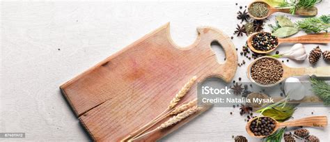 향기로운 향신료의 집합입니다 검정과 빨강 고추 고 수 파프리카의 혼합물 에 나무 배경 최고의 볼 수 있습니다 여유 공간입니다 건조한에 대한 스톡 사진 및 기타 이미지