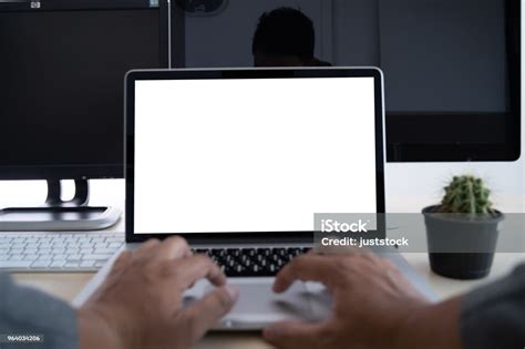 테이블에 빈 화면이 노트북 광고 텍스트 메시지에 대 한 빈 복사본 공간 화면으로 노트북 컴퓨터에 작업 영역 배경 새로운 프로젝트 개념에 대한 스톡 사진 및 기타 이미지