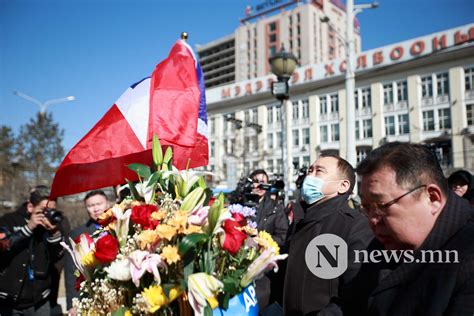 ФОТО Төр нийгмийн нэрт зүтгэлтэн С Зоригийн хөшөөнд цэцэг өргөв News Mn