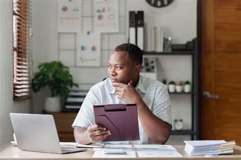 사무실에서 재무 그래프를 사용한 미국 아프리카 사업가 연구 및 분석 전략 차트 재무 보고서 개념 직원에 대한 스톡 사진 및 기타 이미지 Istock