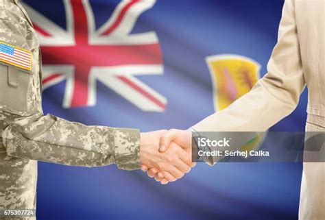 유니폼을 입은 미국 군인과 양복을 입은 시민이 배경에 국기로 악수 터크스 케이커스 제도 계약서에 대한 스톡 사진 및 기타 이미지 계약서 군복 군사 Istock