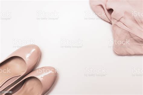 유행 개념 높은 언덕과 흰색 배경 판매 Diascount 및 복사 공간을 가진 쇼핑 개념에 섬세 한 블라우스와 파스텔 베이 지 신발 0명에 대한 스톡 사진 및 기타 이미지