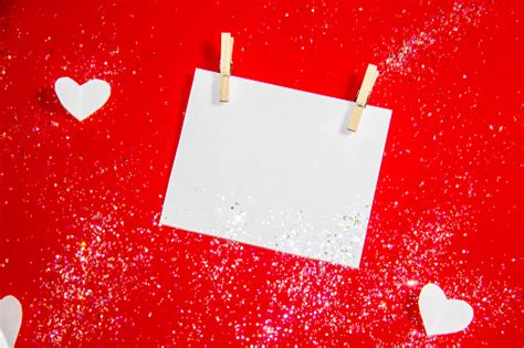 발렌타인 데이를위한 구성 빨간 배경에 대한 메모옷 핀 마음과 종이 디자인 이나 카드에 사용할 요소입니다 인사소원을 위한 사랑스러운 빨간 배경 2월에 대한 스톡 사진 및 기타