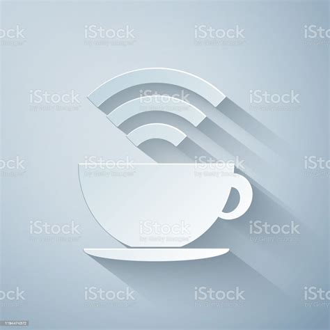 회색 배경에 고립 된 무료 와이파이 존 아이콘이있는 커피 숍의 종이 컷 컵 인터넷 연결 플래카드 종이 아트 스타일입니다 벡터 일러스트레이션 3차원 형태에 대한 스톡 벡터