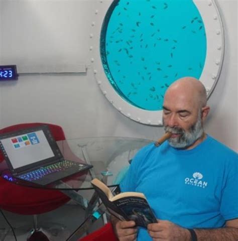 Чоловік понад 60 днів живе під водою як він облаштувався на глибині 11 метрів Читайте на Ukr Net