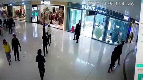 某大型商场内男人看到自己怀孕的妻子被掌掴，飞起一脚将打人的商场员工踹飞！商场怀孕妻子新浪新闻