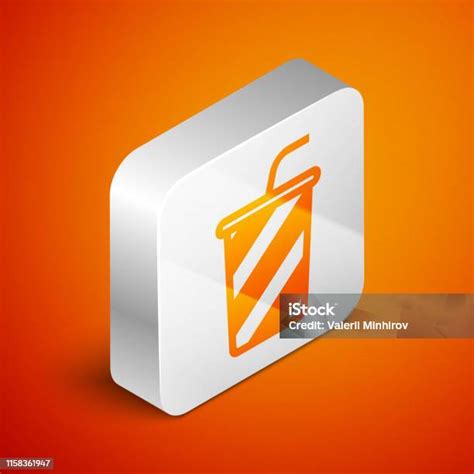 주황색 배경에 격리 된 물 아이콘이있는 등각 투영 유리 소다 마시는 빨대와 유리를 마십니다 신선한 차가운 음료 기호입니다 실버 스퀘어 버튼 벡터 일러스트레이션 0명에 대한