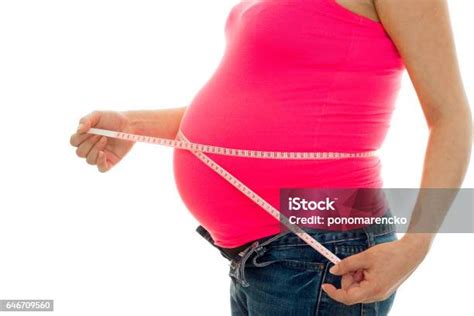 임신 한 여성의 클로즈업은 흰색 배경에 고립 된 테이프로 그녀의 배를 측정합니다 백인종에 대한 스톡 사진 및 기타 이미지 백인종 사진 이미지 성인 Istock