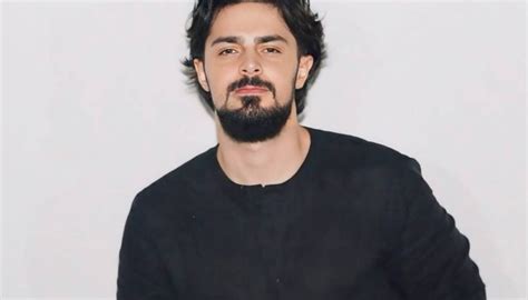 Dia Do Refugiado Conheça A História Do Hairstylist Ayham Arabi Harpers Bazaar Moda Beleza