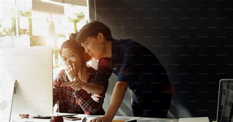 동료 시작 개념입니다 현대적인 로프트 사무실에서 새로운 스타트업 프로젝트를 진행하는 두 명의 젊은 동료 승무원 현대 사무실에서 새로운 시작 프로젝트로 일하는 두 명의