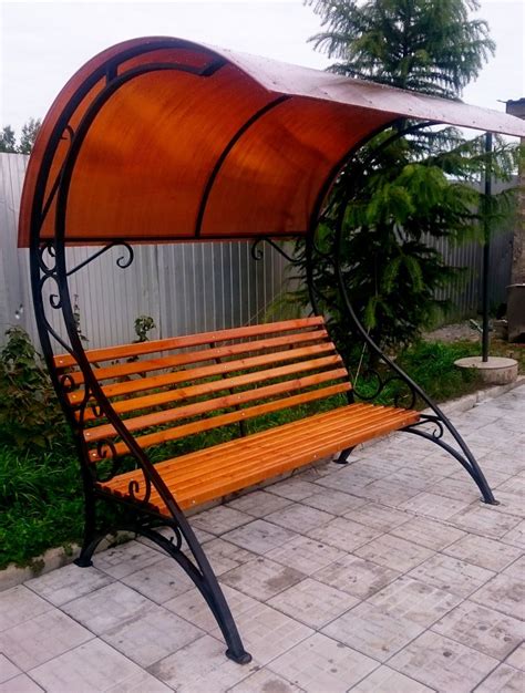 Скамейка с навесом в саду - 90 фото