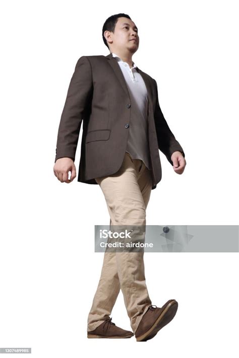 브라운 슈트 스탠딩 워킹 사이드 뷰 로우 앵글 프로파일을 입은 아시아 사업가의 전체 길이 초상화 Full Body Isolated에 대한 스톡 사진 및 기타 이미지 Istock