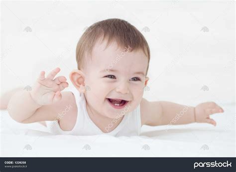 پسر بچه خندان شایان ستایش اولین دندان هایش را نشان می دهد 1226258