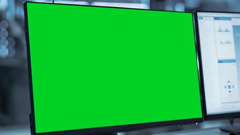 그린 스크린 크로마키 디스플레이 화면이 있는 컴퓨터 모니터 디스플레이를 닫습니다 현대 공장 엔지니어의 사무실 개념입니다 0명에