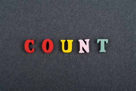 다채로운 Abc 알파벳 블록 나무 문자로 구성된 검은 색 보드 배경에 단어를 세고 광고 텍스트에 대한 공간을 복사합니다 영어 개념을 배우기 0명에 대한 스톡 사진 및 기타