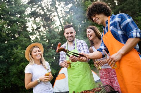 바베 큐 저녁 식사에서 맥주를 먹고 마시는 행복 한 친구 들의 그룹 Barbecue Social Gathering에 대한 스톡 사진 및 기타 이미지 Barbecue