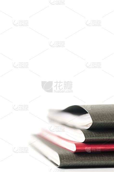 桌子上的文件。