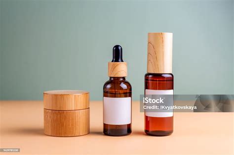 빈 라벨과 대나무 뚜껑이있는 호박색 유리 병에 스킨 케어 화장품 세트 얼굴에 대한 에코 브랜딩 Spa 절차 모형 0명에 대한 스톡 사진 및 기타 이미지 Istock