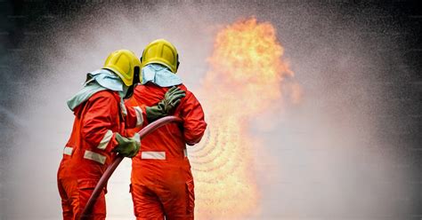 고압 물을 사용하는 소방 장비를 갖춘 소방복을 입은 두 명의 소방관 팀워크 사진 Unsplash의 의류 이미지