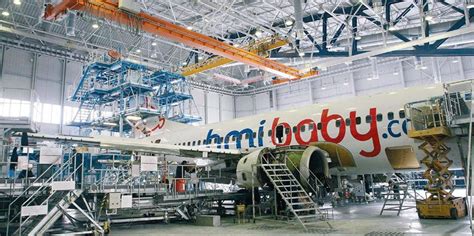 Надуват самолета като балон опипват изпуска ли въздух