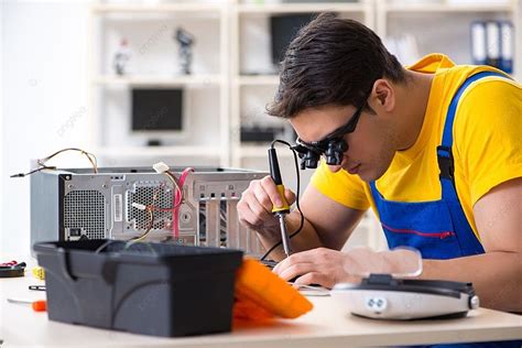 하드웨어를 수리하는 컴퓨터 수리 기술자 사진 배경 및 무료 다운로드를위한 그림 Pngtree