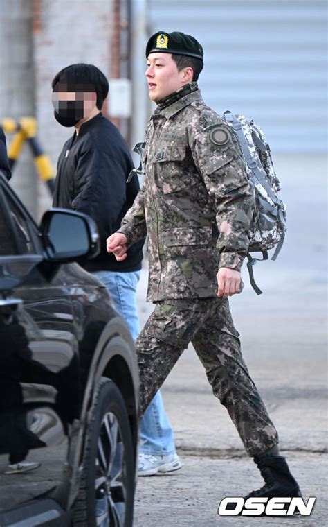 [사진]만기 전역 장기용 늠름한 발걸음 네이트 뉴스