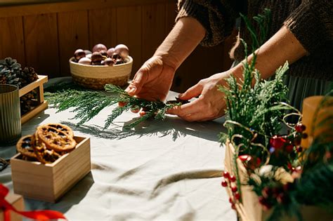 전나무 가지와 말린 오렌지로 크리스마스 준비를하는 여성 크리스마스 공예 수제 장식을 만드는 여성의 손 새해 축하 겨울 방학 12월에 대한 스톡 사진 및 기타 이미지 Istock