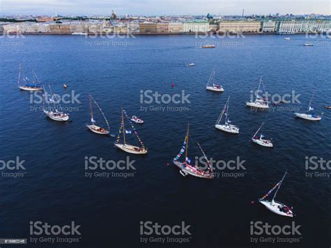 공중 사진의 떠 있는 요트와 요트 레 가타 경주 요트의 개념 중 마리나에서 함 대 요트 Regatta에 대한 스톡 사진 및 기타 이미지 Regatta 공중 뷰 관광