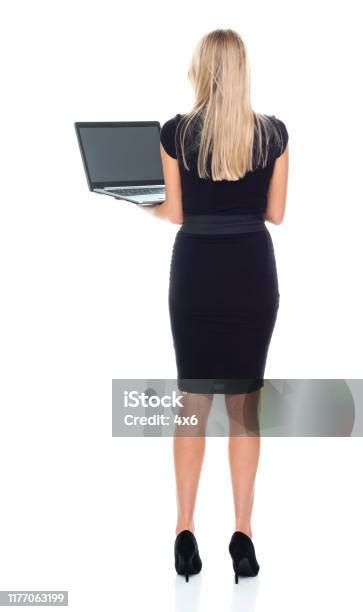 2029세의 전길이 후면 등 1인용 성인 미모 금발 머리 긴 머리 코 카 서 여성 젊은 여성 사업가 비즈니스 맨 스탠딩 드레스 비즈니스 웨어 슈트 하이힐 을 배우고 있는