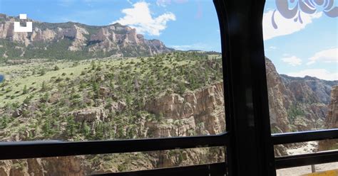 기차 창문에서 바라본 산의 모습 사진 Unsplash의 무료 절벽 이미지