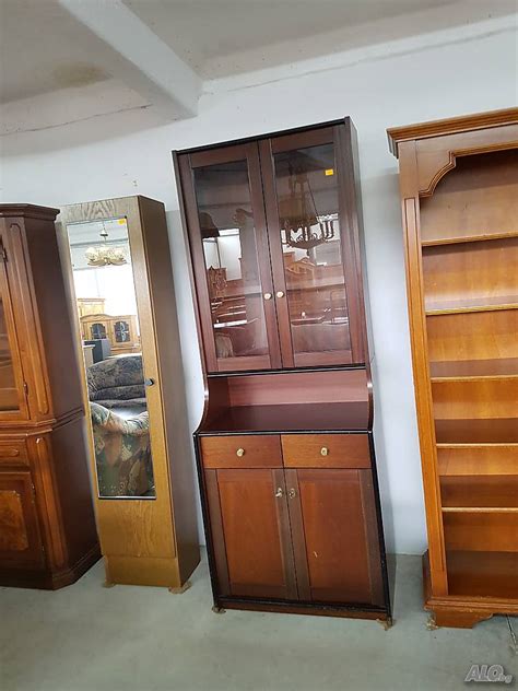 Дървена витрина Секция етажерка Мебели за дома и офиса Сливен Витрина от масивно дърв