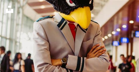 검은 모자를 쓴 흰 양복을 입은 남자 사진 Unsplash의 무료 복장 이미지