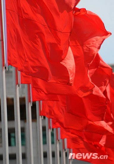 图文：天安门广场五星红旗迎风飘扬新闻中心新浪网