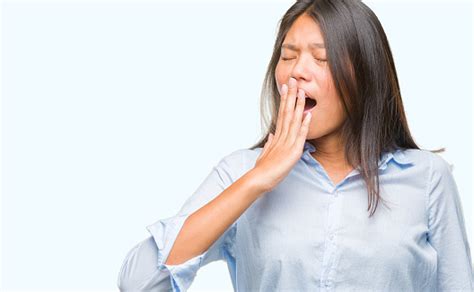 격리 된 배경 지루해 하 품 위에 젊은 아시아 비즈니스 여자 손으로 덮 음 입 피곤 불안 하 고 졸음입니다 가리기에 대한 스톡 사진 및 기타 이미지 Istock