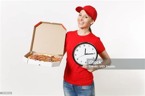흰색 배경에 고립 된 빨간 유니폼에 배달 여자 꽤 여성 모자 티셔츠 청바지 골 판지 Flatbox 및 클록에 이탈리아 피자를 들고 택배로 일하고 광고에 대 한 공간을 복사