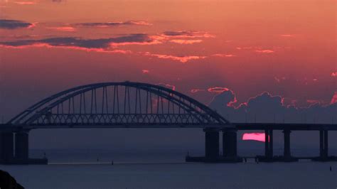 Путин ги најави завршетокот на железничката делница на Кримскиот моста и првите возови пред