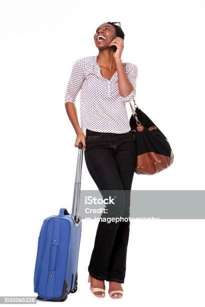 가방 및 고립 된 흰색 배경에서 스마트 폰으로 서 전체 길이 행복 한 여자 아프리카계 미국 민족에 대한 스톡 사진 및 기타