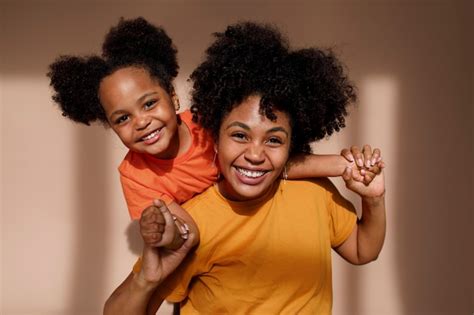 Мать и девочка среднего размера позируют в студии Бесплатно Фото