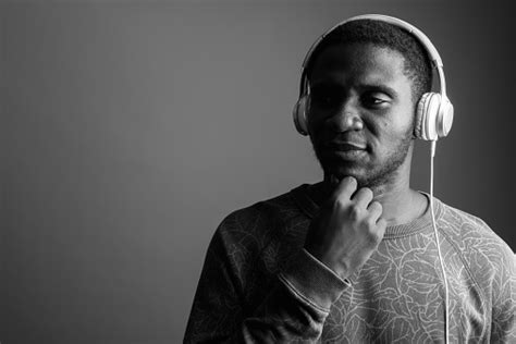 흑인과 백인에 회색 배경 스웨터를 입고 젊은 아프리카 남자의 스튜디오 샷 20 24세에 대한 스톡 사진 및 기타 이미지 20