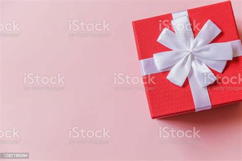 크리스마스 새해 생일 발렌타인 축하 선물 로맨틱 한 개념 파스텔 핑크 컬러풀 한 배경에 고립 된 최소한의 디자인 빨간 선물 상자 플랫 레이 상단 뷰 복사 공간 빨강에 대한