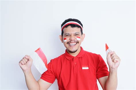 인도네시아 남자는 주먹을 꽉 쥐고 빨간색과 흰색 깃발을 들고 독립 기념일을 축하 할 때 흥분을 나타냈다 30 34세에 대한 스톡 사진 및 기타 이미지 Istock