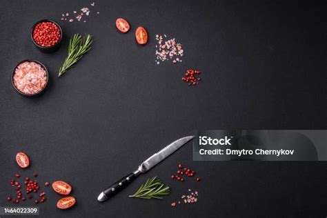 재료 소금 향신료 허브 및 토마토는 어두운 콘크리트 배경에 도마 요리 도구에 대한 스톡 사진 및 기타 이미지 도마 요리 도구 건강한 식생활 검은색 Istock
