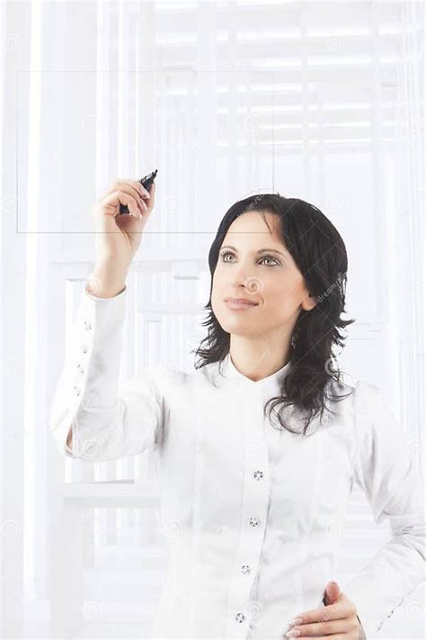 Mujer Que Escribe Un Scetch Foto De Archivo Imagen De Mujer Plan 25506196